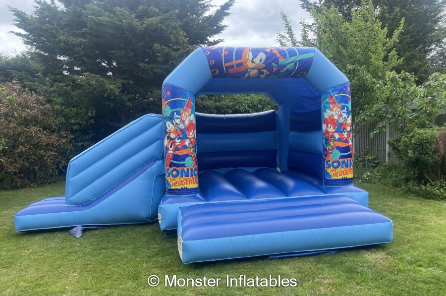 Sonic the Hedgehog Bounce & Side Slide Bouncy Castle (Blue 18x15 ...